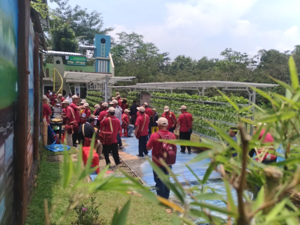 KUNJUNGAN KE WISATA EDUKASI SANITASI DAN HIDROPONIK KSM Al- Umm - YBM